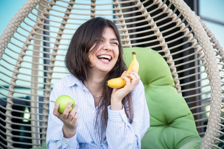 ¿Por qué es mejor comer fruta entera antes que picada?